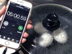 「フライパンでゆで卵を作る方法」がわずかな水でOKの時短ワザだった | mitok[ミトク]
